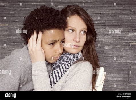 Sohn Umarmt Mutter Fotos Und Bildmaterial In Hoher Auflösung Alamy