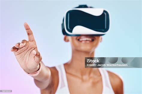 Vr 손 상호 작용 및 그라데이션 배경 메타버스 미래 지향적 또는 3d 사용자 경험에 고립된 여성 가상 현실 첨단 기술 및 행복한 사람은 디지털 세계 또는 스튜디오의
