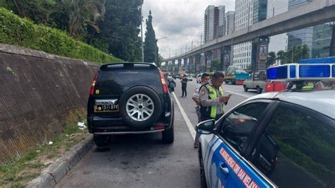 Kecelakaan Beruntun Di Tol JORR Satu Mobil Pakai Pelat RFS Kumparan