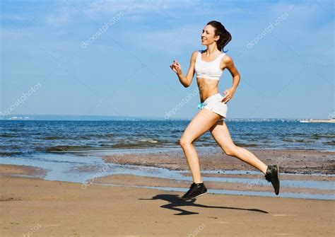 Mujer Joven Corriendo Sola En La Playa Fotografía De Stock © Levkro