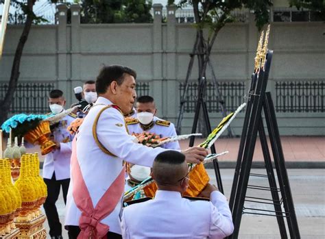 Photo Gallery ในหลวง พระราชินีทรงวางพวงมาลาถวายบังคมพระบรมรูป ร ๕