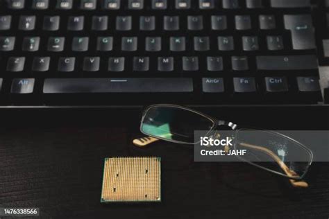 업무용 책상 커피 컵 접시에 마이크로프로세서가 있습니다 프로그래밍 텍스트 Cmd 키보드 및 수면 안경 프로그래밍 개념 및 컴퓨터 과학이 있는 컴퓨터 화면 0명에 대한 스톡