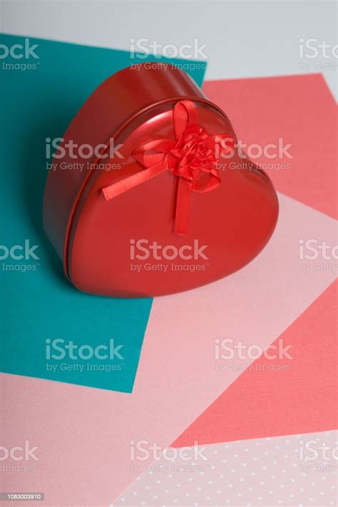 선물을 가진 빨간 심 혼의 형태로 상자 에 여러 종이의 배경 개념에 대한 스톡 사진 및 기타 이미지 개념 놀라움 로맨스 Istock