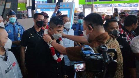 Tiba Di Indonesia Jeka Saragih Disambut Fans Di Bandara Soetta