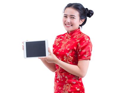 아름 다운 젊은 아시아 여자 착용 중국 드레스 전통적인 치파오 또는 Qipao 손 빈 화면 디지털 태블릿을 들고입니다 흰색 배경