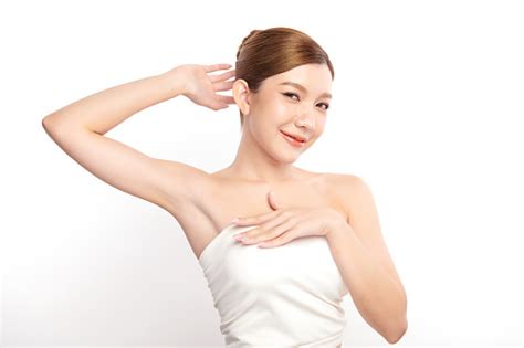 아름다운 젊은 아시아 여성은 흰색 배경에 깨끗하고 위생겨드 나 겨드랑이를 과시하기 위해 손을 들어 올리고 부드러운 겨드랑이 청결및 보호 개념 25 29세에 대한 스톡 사진