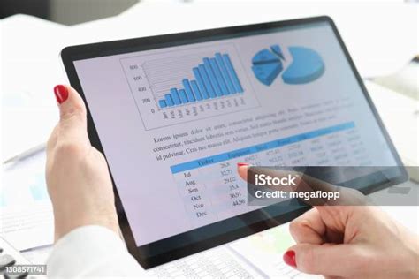 여성 손은 비즈니스 지표와 차트에 태블릿과 손가락 포인트를 보유 가리키기에 대한 스톡 사진 및 기타 이미지 가리키기 경영자