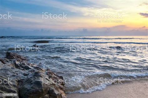여행 및 레저 개념 멋진 일출 Backgroundsunlight 빔과 부드러운 물결 치는 모래 해변 아름 다운 바다 보기 풍경
