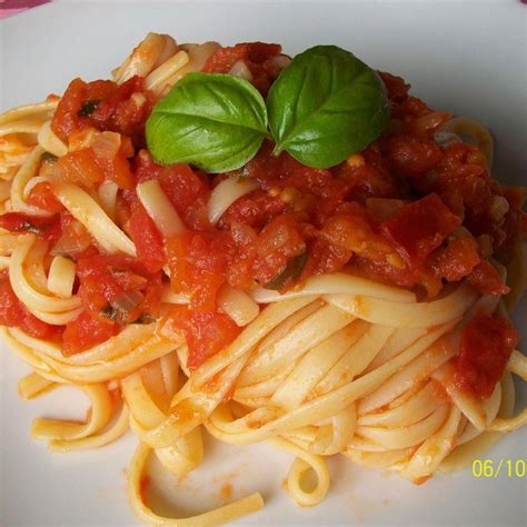 Des tomates fraîches du basilic de loignon et de lail mijotent