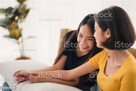 젊은 아름다운 아시아 커플 사랑 친구 여자 는 웃고 행복 Lgbt 여자 사랑 여행 여름 휴가 여행 개념을 사랑 집에서 흰색