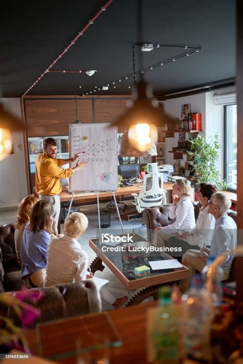 직장에서 여성 동료들에게 프리젠 테이션을 들고 젊은 사업가 비즈니스 사무실 직업 경영자에 대한 스톡 사진 및 기타 이미지 경영자 계획 그래프 Istock