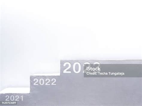 2023 새해 복 많이 받으세요 2023 2022 2021 복사 공간이있는 콘크리트 벽면의 차트 계단과 같은 흰색 건축 계단의 달력 연도 번호 비즈니스 성장 과정 연간