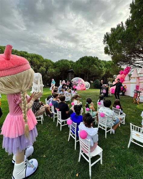 El Lujoso Y Divertido Regalo De Color Rosa Que Wanda Nara Y Mauro