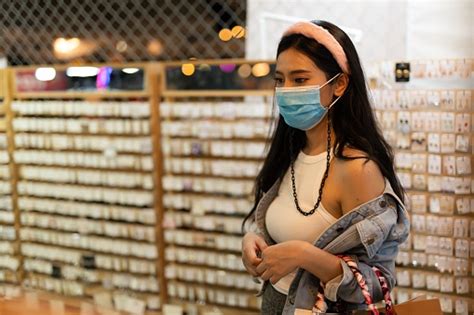 태국 방콕의 무작위 현지 야시장에서 보호 얼굴 마스크를 착용한 여성 솔로 레이디 쇼퍼 20 29세에 대한 스톡 사진 및 기타