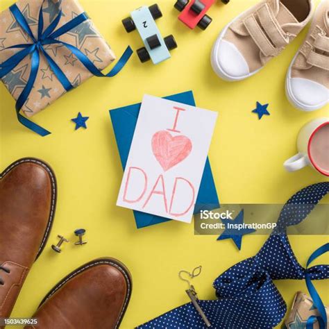 어린 아들과 아빠의 신발 별 자동차 장난감 코코아 수제 엽서 노란색 배경에 선물 상자를 세로로 볼 수 있는 달콤한 아버지의 날 축하 0명에 대한 스톡 사진 및 기타 이미지