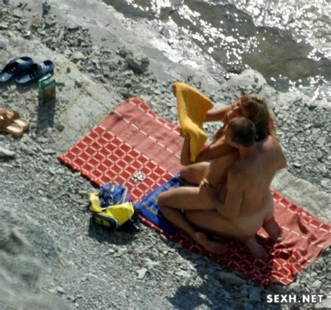 Секс молодых нудистов на пляже Pic
