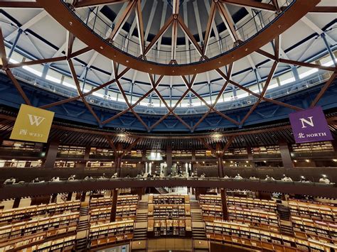 金沢 石川県立図書館 本借りにくるだけなのに 結構な頻度で写真撮りたくなる 本当素敵な空間👏