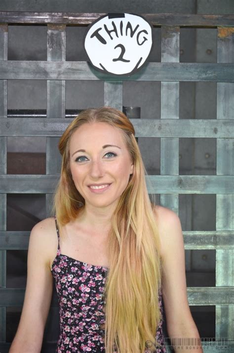 Рабыни Emma And Emma сдерживаются и шокируются в жестокой сессии бондажа в реальном времени