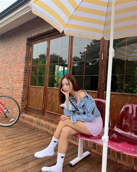 타이트한 핑크원피스 앞으로 숙여서 잘 보이는 가슴골 에이핑크 남주 방송연예 모바일 C