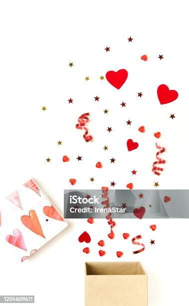 발렌타인 데이 배경입니다 다양한 파티 색종이 빨간 마음과 장식 흰색 배경 상단보기에 고립 된 선물 상자 0명에 대한 스톡 사진