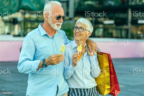시니어 커플은 거리에서 차가운 아이스크림을 먹는 동안 쇼핑 후 행복하다 2명에 대한 스톡 사진 및 기타 이미지 2명 60 69세 거리 Istock