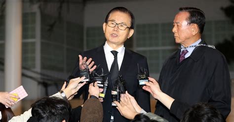 취재진 질문에 답하는 박철언 전 장관