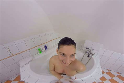 和lucia的肮脏淋浴 Xhamster