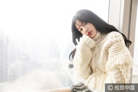 辣媽變少女！李小璐窗邊曬超長美腿 白肌似雪宛如鄰家少女 每日頭條
