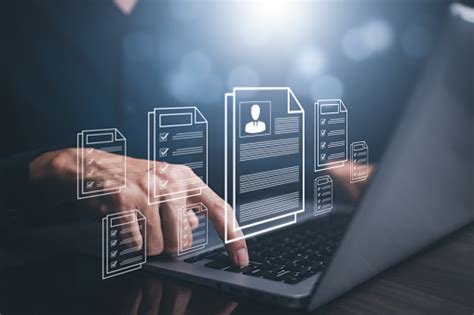 개인 정보 파일 저장 개념 직원 인사 체크리스트 기업 데이터 관리 시스템 및 직원 개인 정보 보호 기능이 있는 문서 관리 시스템이 있는 노트북을 사용하는 사업가 개념에 대한