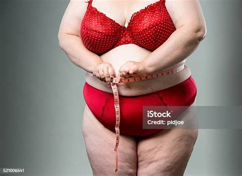 초과 가진 여자 측정 테이프를 허리 과체중에 대한 스톡 사진 및 기타 이미지 과체중 빨강 속옷 Istock