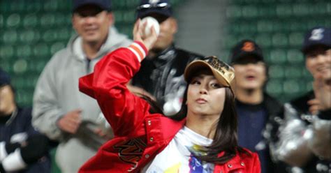 포토엔 박정아연예인 야구리그 개막전 시구