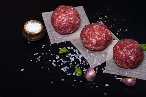 고기류 날것 육상용 비프 스테이크와 커틀릿으로 즐길 수 있는 허브와 고기에 대한 스톡 사진 및 기타 이미지 고기 날것 돈가스 Istock