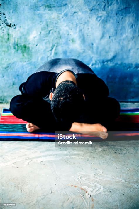 Pria Kulit Putih Muda Yang Sporty Sporty Berlatih Atau Menunjukkan Pose