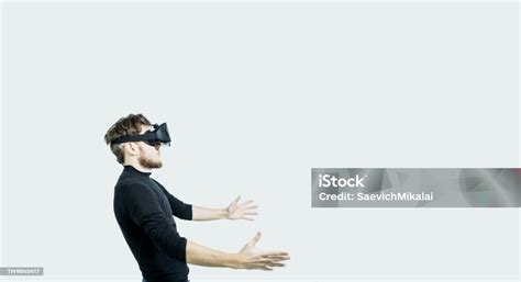 흰색 바탕에 스튜디오에서 가상 현실 안경에 수염 남자 3d 차원의 존재 여부 3차원 형태에 대한 스톡 사진 및 기타 이미지 3차원 형태 Brand Name Video