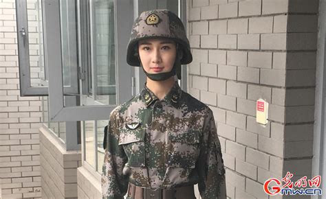 解放军三军仪仗队女兵踢腿绑沙袋十分钟化好妆