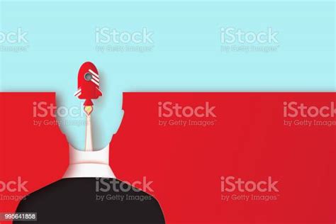 색종이 인간의 다시 보기 및 우주 왕복선 발사 하늘 밖으로 레이어 컷입니다 비즈니스 정장에 사업입니다 영감 창의력과 아이디어