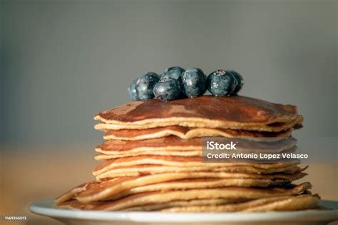 나무 테이블에 조명이 잘 된 환경에서 블루베리가 있는 흰색 접시에 팬케이크 접시 0명에 대한 스톡 사진 및 기타 이미지 0명