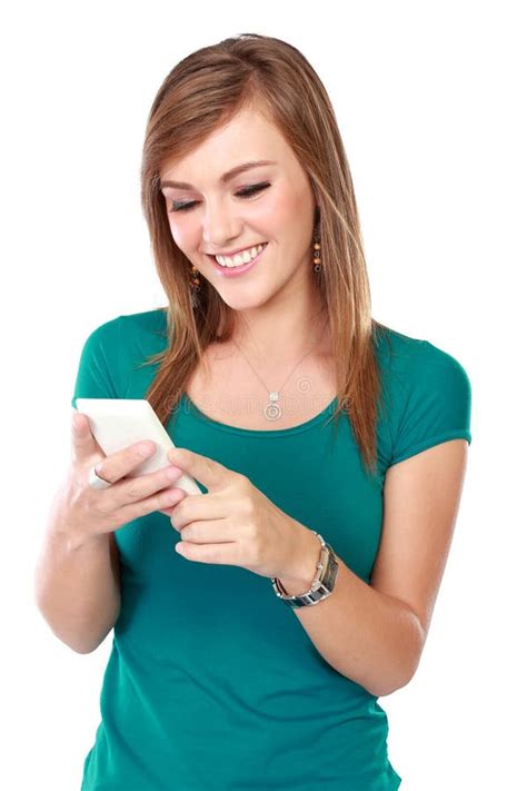 Mujer Joven Que Sonríe Usando El Teléfono Móvil Imagen de archivo Imagen de universidad