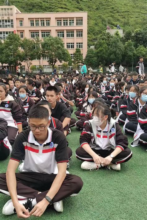 直击泸定地震｜已致7人遇难，消防员救援途中遇落石泸定地震震中在海螺沟四川泸定68级地震已致7人遇难直击泸定地震现场