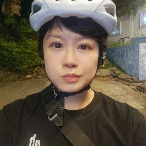 Keun 모아까지 데리고 가서 사전투표 완료 점심시간이 지났는데도 줄이 100여 미터나 됩니다 이 동네엔 주로 극성 연로자들이 줄을 섰는데 오늘은 젊은이들이 많이