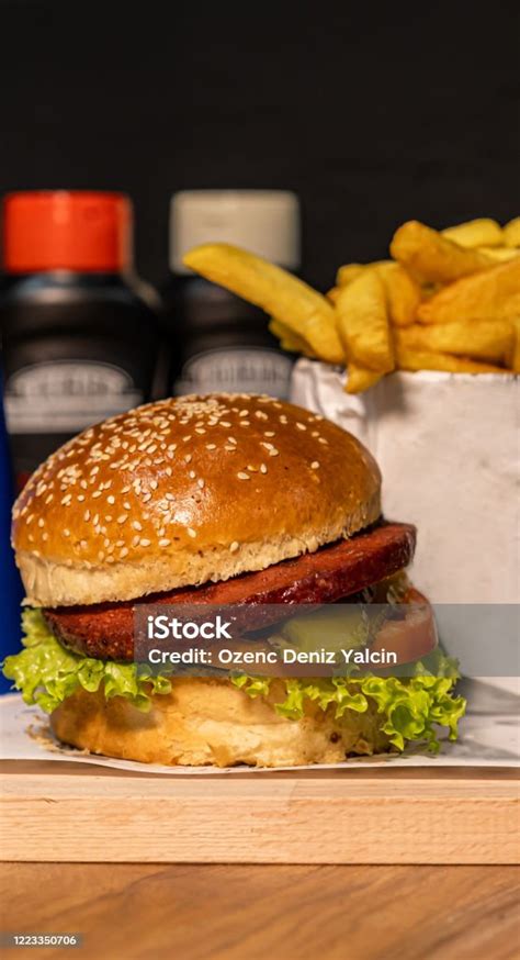 어두운 배경에 소박한 나무 판자에 양상추 치즈 양파 토마토와 맛있는 신선한 집에서 만든 햄버거의 클로즈업 0명에 대한 스톡 사진 및 기타 이미지 Istock