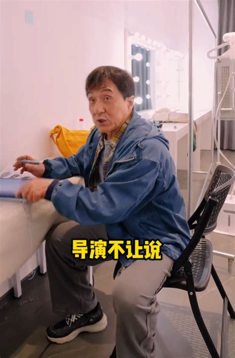 67岁成龙近照曝光，皮肤松弛显老模样大变，携刘浩存一起宣传新片腾讯新闻
