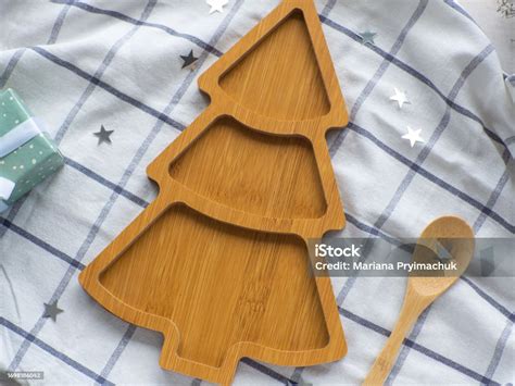 빈 크리스마스 트리 모양의 나무 접시와 수건 배경에 숟가락 0명에 대한 스톡 사진 및 기타 이미지 0명 2024년 개념 Istock