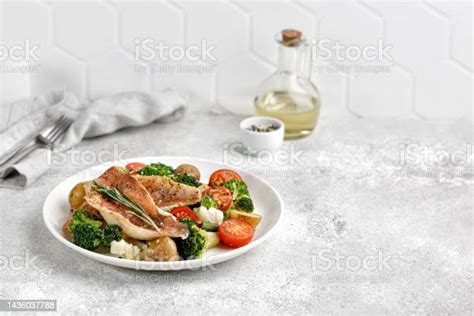 야채와 구운 필레 생선 브로콜리 콜리 플라워 토마토 흰 접시에 감자와 농어 해산물 다이어트 개념입니다 공간을 복사합니다 0명에