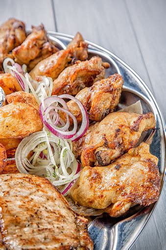 고기 접시의 고기 감자 양파 촛불 흰색 나무 테이블에 맛 있는 조각 갈비 음식에 대한 스톡 사진 및 기타 이미지 갈비 음식 감자 요리 건강한 식생활 Istock