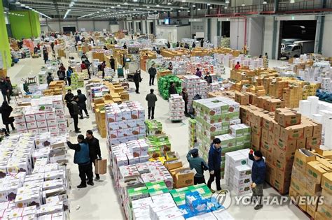 인천 남촌농산물도매시장에 가득 찬 농산물 연합뉴스