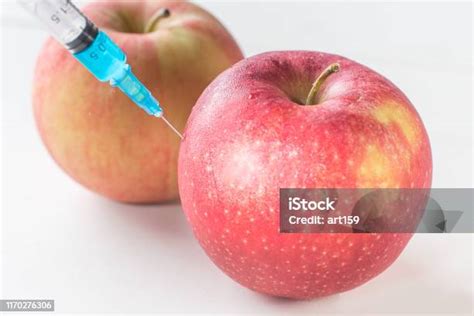 Gmo 및 정크 푸드 개념 흰색 배경에 화학 적 준비와 사과와 의료 주사기 Dna에 대한 스톡 사진 및 기타 이미지 Dna