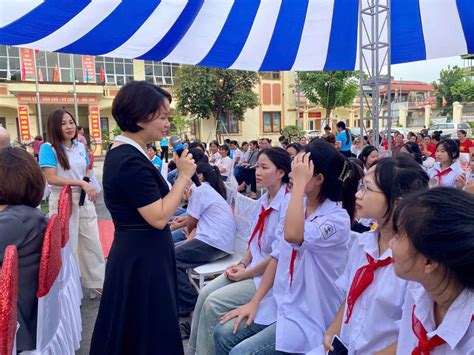 Mẹ hốt hoảng khi thấy con gái lớp 1 xem phim sex