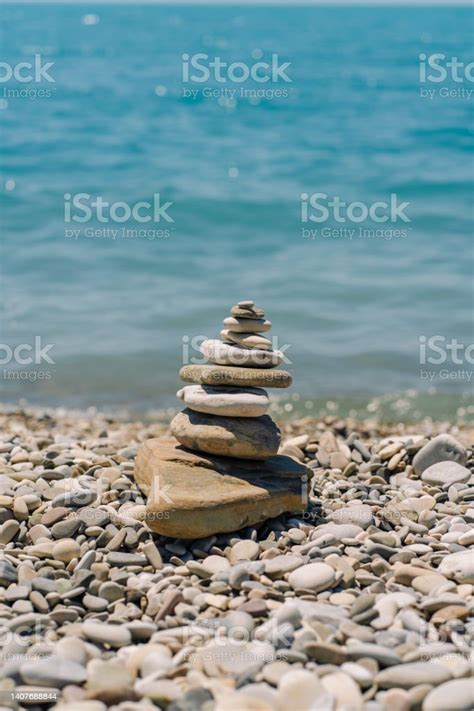 조약돌 해변의 균형 잡힌 돌 해변의 균형 피라미드에 배열 된 바다 돌 0명에 대한 스톡 사진 및 기타 이미지 0명 고요한