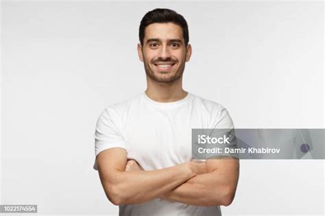 미소 회색 배경에 고립 된 교차 팔으로 서 흰색 Tshirt에서 잘생긴 남자의 초상화 T 셔츠에 대한 스톡 사진 및 기타 이미지